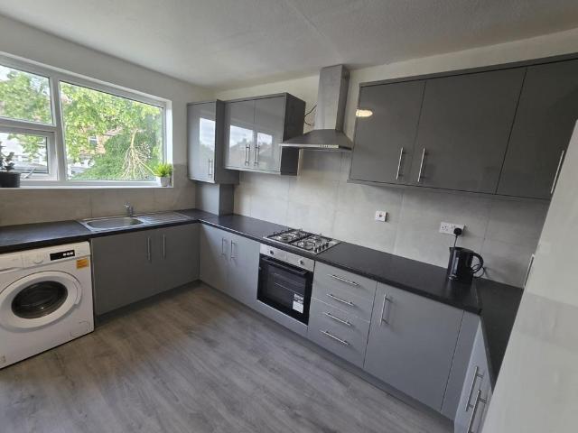 HARROW HA1 4 bed flat to rent £2,500 pcm £577 pw