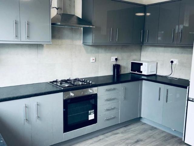 Harrow HA1 5 bed flat to rent £2,500 pcm £577 pw