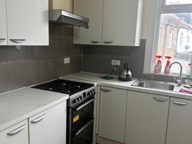 Harrow HA2 3 bed flat to rent £2,250 pcm £519 pw