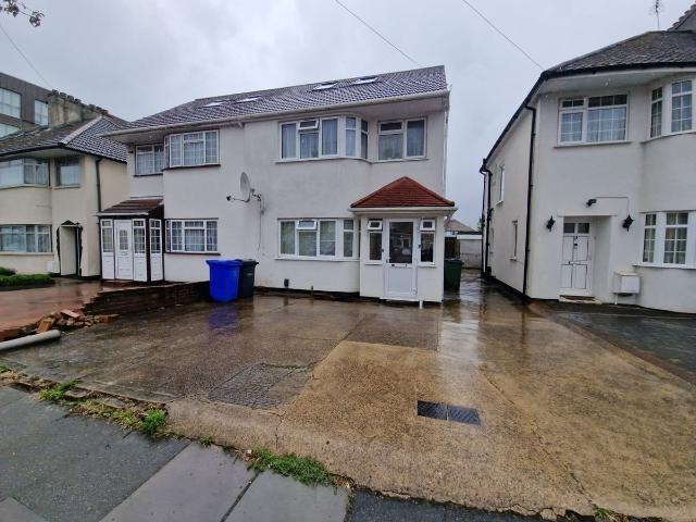 Harrow HA3, 3 bed flat to rent, £2,000 pcm | PrimeLocation
