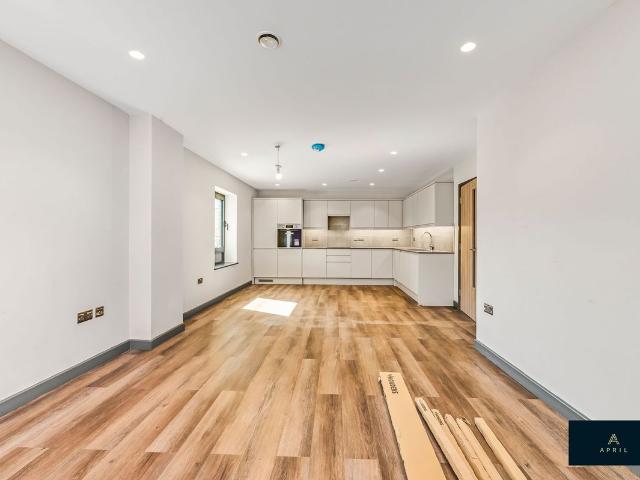 Harrow Road, London E11, 3 bed flat to rent, £3,000 pcm | PrimeLocation