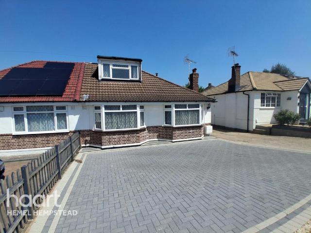 Harrow Way, WATFORD 3 bed bungalow to rent £2,350 pcm £542 pw