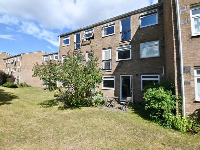 Harrowdene Gardens, Teddington TW11 1 bed apartment to rent £1,650 pcm £381 pw