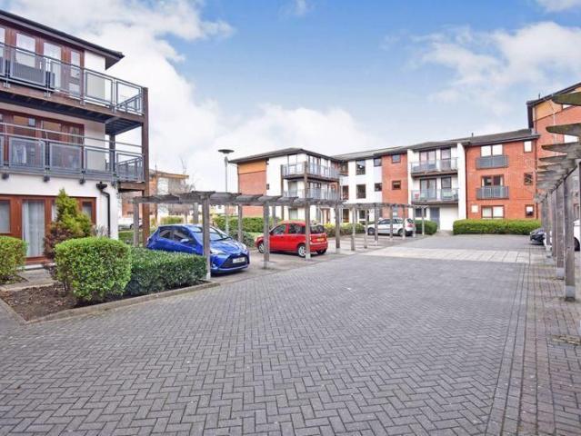Harry Close, Croydon CR0, 2 bed flat to rent, £1,600 pcm | PrimeLocation