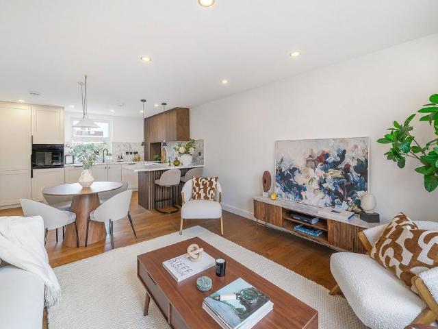 Hastings Road, London W13 2 bed flat to rent £2,500 pcm £577 pw