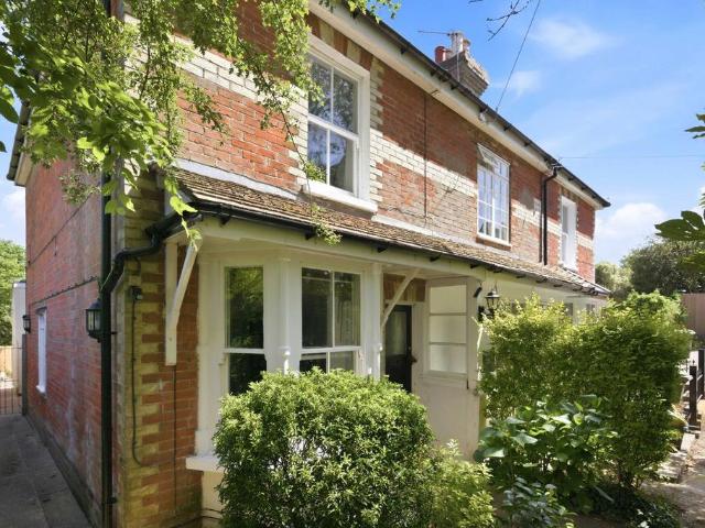 Hastings Road, Pembury, TN2 2 bed end of terrace house to rent £1,395 pcm £322 pw