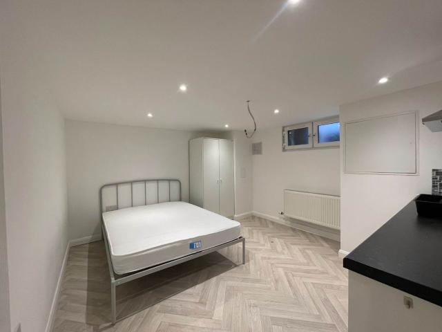 Hastings Street, Luton LU1, Studio to rent, £700 pcm | PrimeLocation