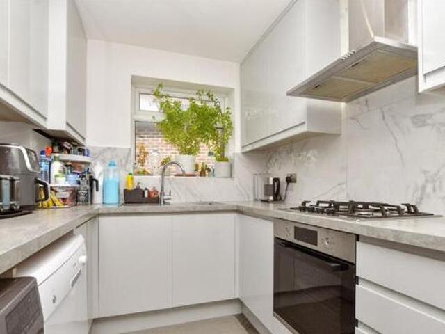 Haselmere Close, Wallington, 2 Bedroom Maisonette
