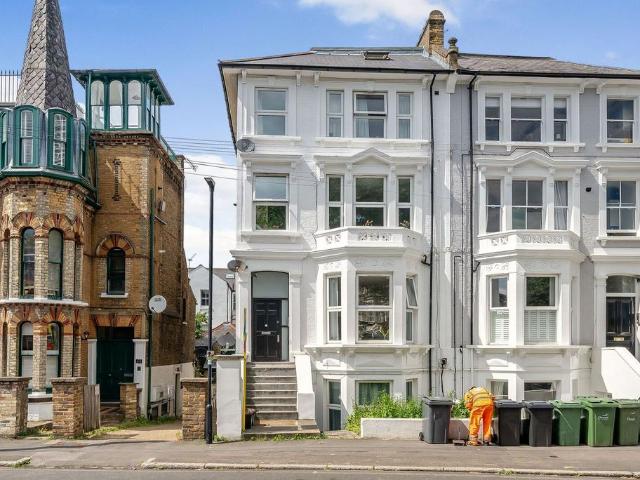 Haselrigge Road, Clapham North. 2 bed flat to rent £2,701 pcm £623 pw