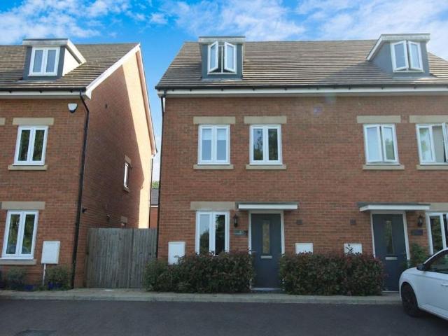 Hassocks Gate, Hassocks, BN6 3 bed semi detached house to rent £2,100 pcm £485 pw