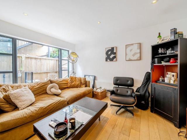 Hatton Place, Farringdon, London, EC1N 2 bed flat to rent £3,800 pcm £877 pw