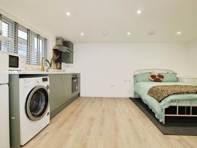 Hatton Road, Feltham TW14, Studio to rent, £1,400 pcm | PrimeLocation