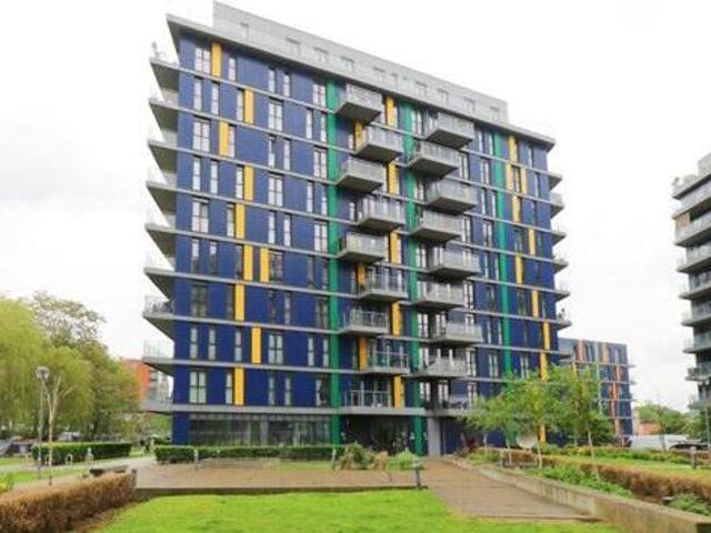 Hatton Road, London, 2 Bedroom Flat