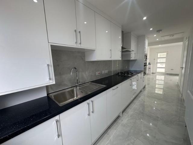 Hatch Lane, Windsor SL4, 1 bed bungalow to rent, £1,800 pcm | PrimeLocation