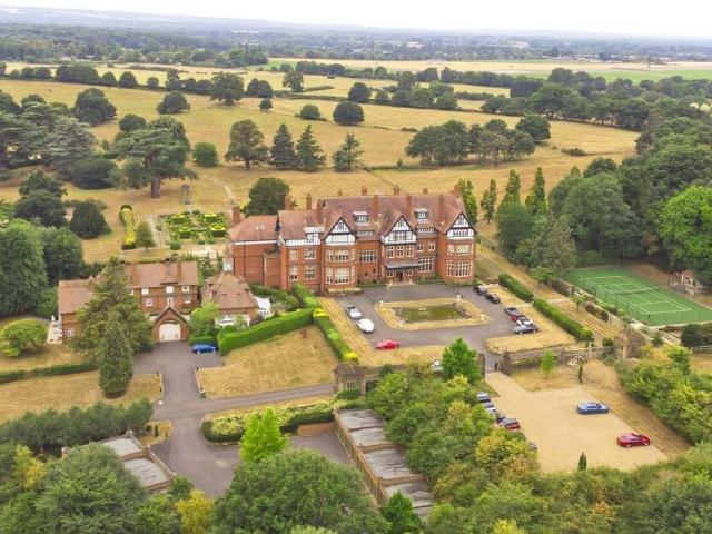 Hatchford Manor, Ockham Lane, Cobham. 2 bed apartment to rent £3,000 pcm £692 pw