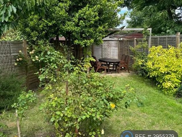 Hatfeild Mead, Morden, SM4 2 bed maisonette to rent £1,850 pcm £427 pw