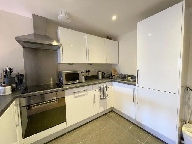 Hatfield Road, St. Albans AL1, 2 bed flat to rent, £1,800 pcm | PrimeLocation