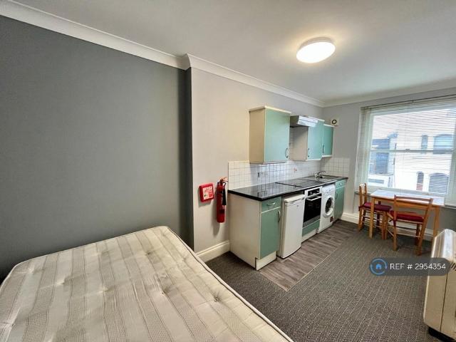 Hatherley Grove, London, W2 Studio to rent £1,345 pcm £310 pw