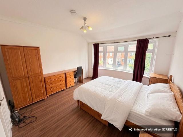 Hatherley Road, Manchester, M20 4 bed semi detached house to rent £1,890 pcm £436 pw