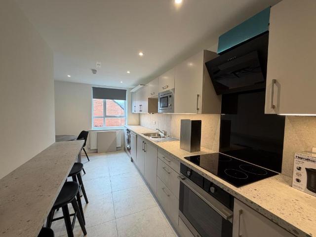 Havelock Place, Stoke On Trent ST1 6 bed flat to rent £2,989 pcm £690 pw