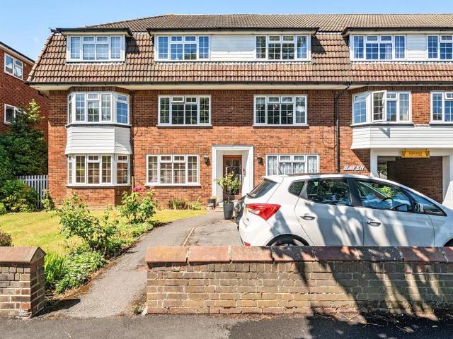 Haven Court, Berrylands, Surbiton, KT5 2 bed flat to rent £1,900 pcm £438 pw