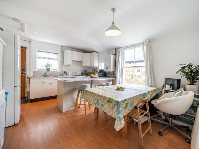 Haverhill Road, Balham, London SW12, 4 bed flat to rent, £4,400 pcm | PrimeLocation