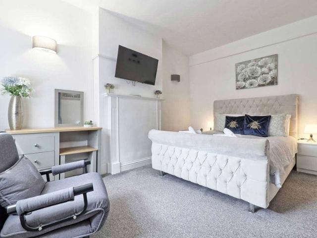 Havering, UK RM12, 3 bed shared accommodation to rent, £3,350 pcm | PrimeLocation