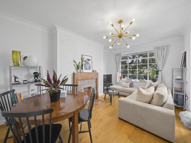 Haverstock Hill, London, NW3 1 bed apartment to rent £2,600 pcm £600 pw
