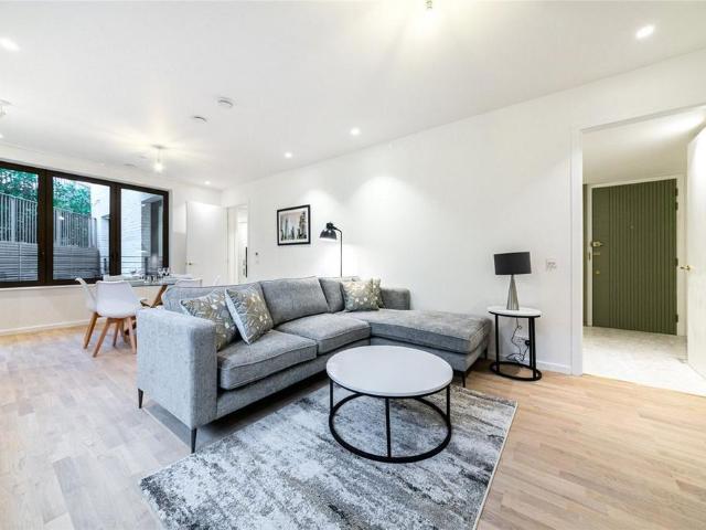 Haverstock Hill, London NW3 3 bed flat to rent £4,500 pcm £1,038 pw