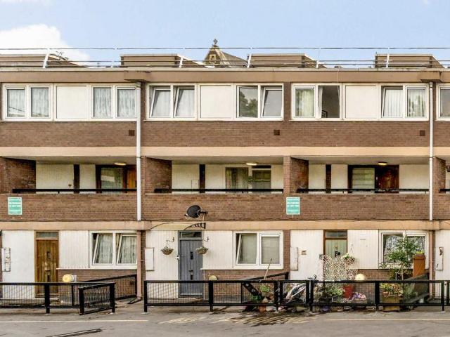 Haverstock Road, London NW5 3 bed flat to rent £2,850 pcm £658 pw