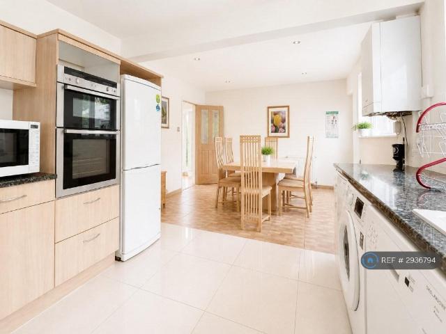 Hawthorn Gardens, Weston Super Mare. 4 bed detached house to rent £1,995 pcm £460 pw