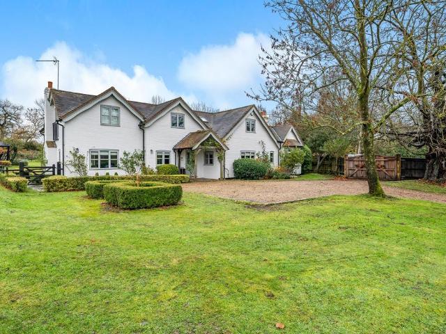 Hawthorn Hill, Warfield, Bracknell. 5 bed detached house to rent £7,750 pcm £1,788 pw