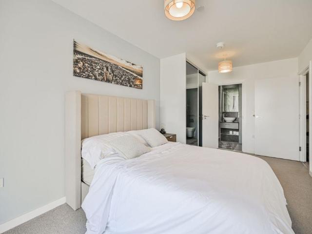 Hawthorn House, 9 Forrester Way. 3 bed maisonette to rent £5,500 pcm £1,269 pw