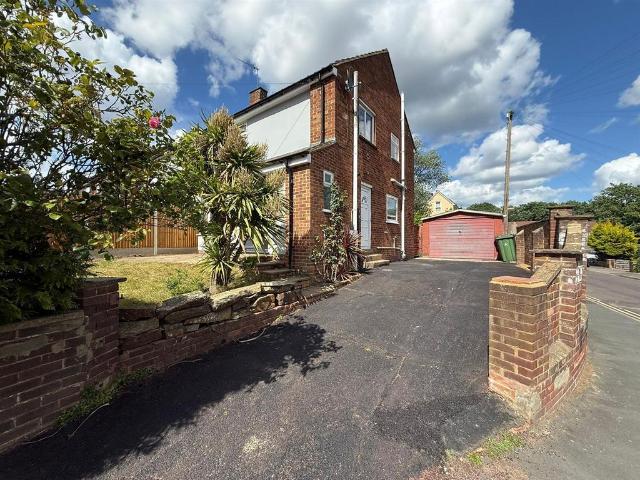 Hawthorn Road, Camberley GU16 4 bed detached house to rent £2,250 pcm £519 pw