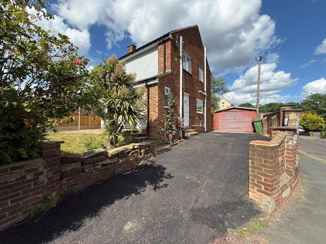 Hawthorn Road, Frimley GU16, 4 bed detached house to rent, £2,250 pcm | PrimeLocation
