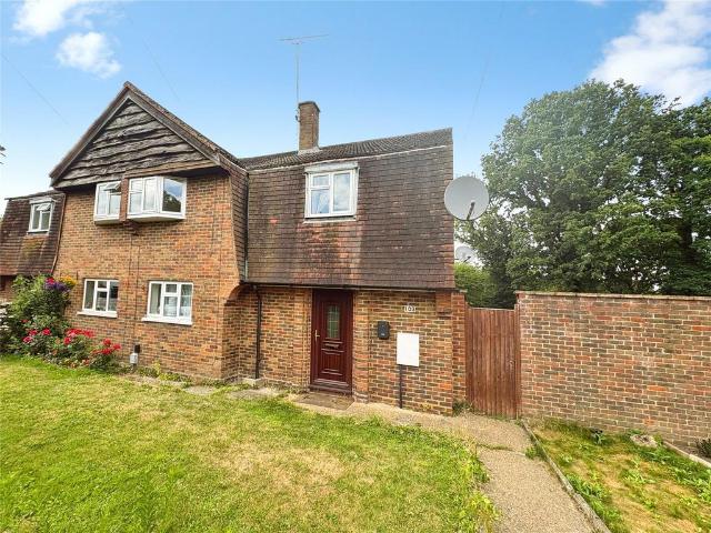 Hawthorn Road, Woking, Surrey, GU22 3 bed house to rent £2,250 pcm £519 pw