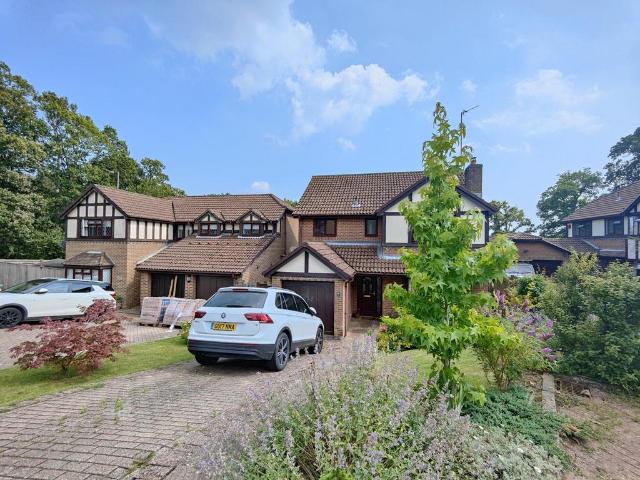 Hawthorne Close, Heathfield, TN21 4 bed detached house to rent £2,100 pcm £485 pw
