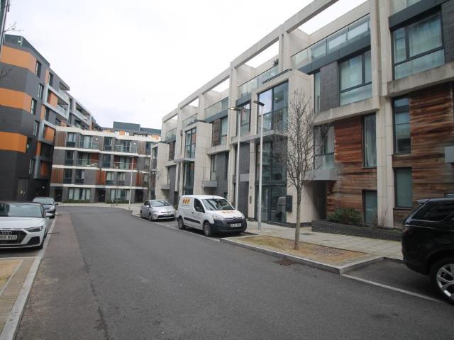 Hawthorne Crescent, Greenwich, SE10 3 bed ground floor maisonette to rent £3,200 pcm £738 pw