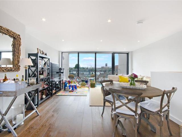 Hawthorne Crescent, London, SE10 3 bed maisonette to rent £2,500 pcm £577 pw