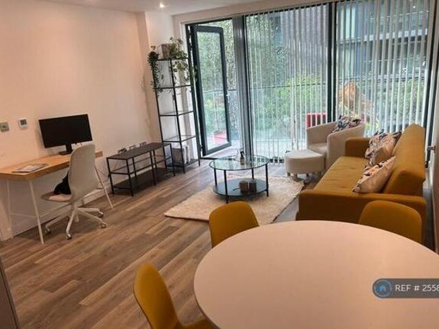 Hawthorne Crescent, London, 1 Bedroom Flat