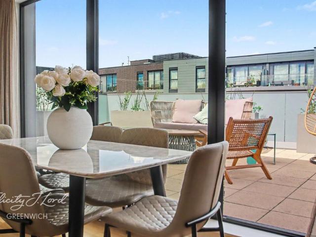 Hawthorne Crescent, LONDON 3 bed flat to rent £3,500 pcm £808 pw