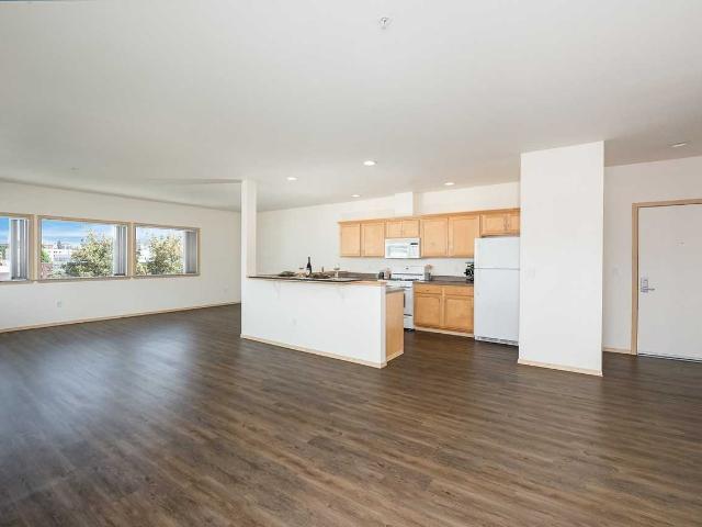 Hawthorne Apartments 1 Bedroom Apartment for Rent at 1618 Bellevue Ave, Seattle, WA 98122 Broadway