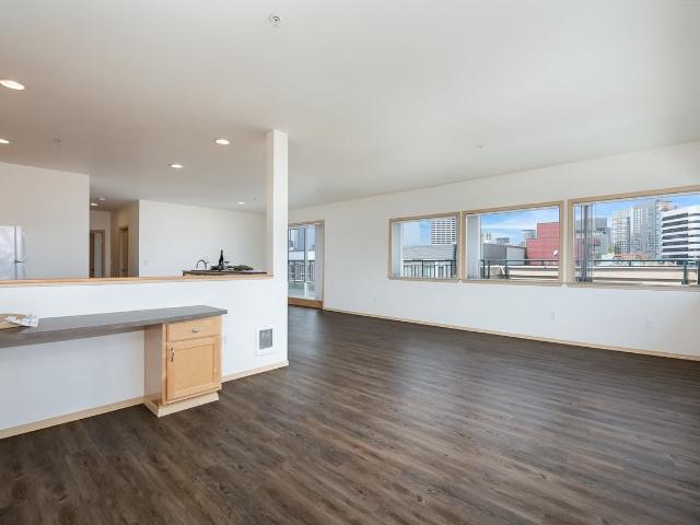 Hawthorne Apartments 2 Bedroom Apartment for Rent at 1618 Bellevue Ave, Seattle, WA 98122 Broadway