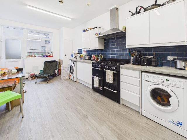 Hawthorne Avenue, Uplands SA2, 6 bed shared accommodation to rent, £2,100 pcm | PrimeLocation