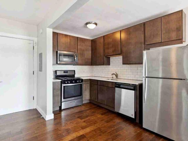 Hawthorne Gates Studio Apartment for Rent at 1205 Hawthorne Ave, Minneapolis, MN 55403 Loring Park