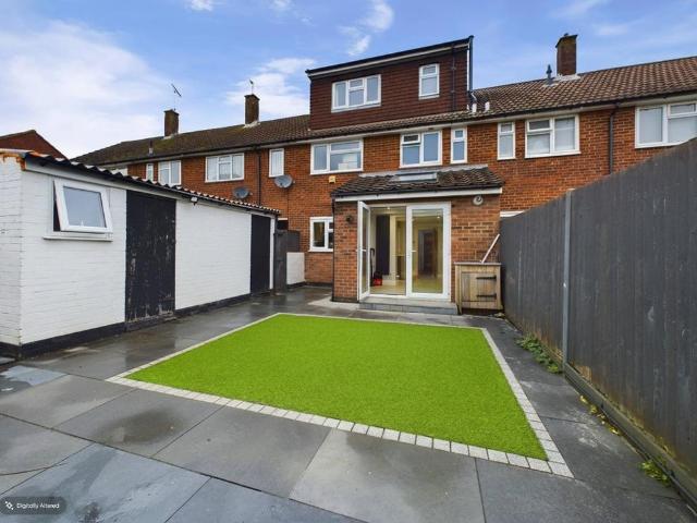 Hawthorne Lane, Hemel Hempstead. 4 bed terraced house to rent £2,600 pcm £600 pw