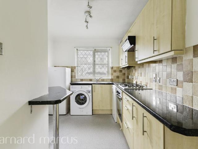 Hawthorne Place, EPSOM 3 bed house to rent £2,150 pcm £496 pw