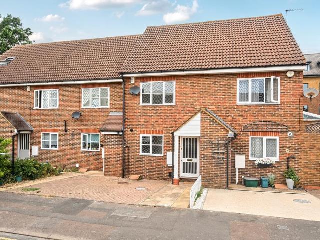 Hawthorne Place, Epsom KT17 3 bed terraced house to rent £2,150 pcm £496 pw