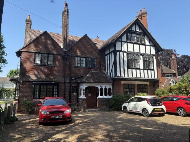 Hawthorne Road, Bickley 2 bed apartment to rent £1,600 pcm £369 pw