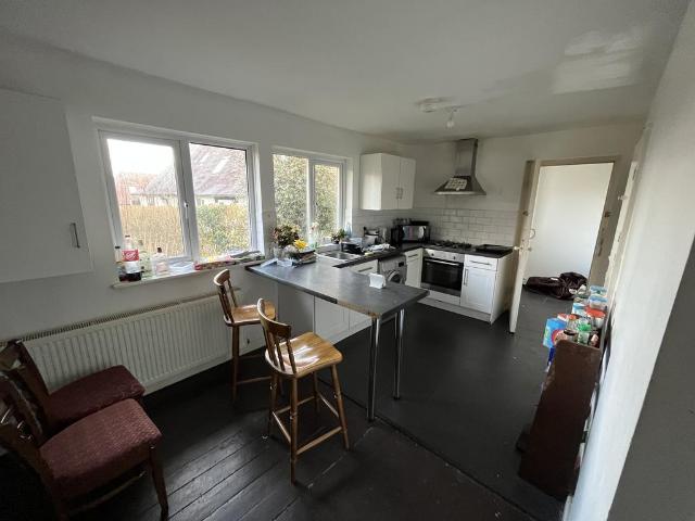 Hawton Crescent 4 Bed Bills Inc. 4 bed house to rent £2,376 pcm £548 pw